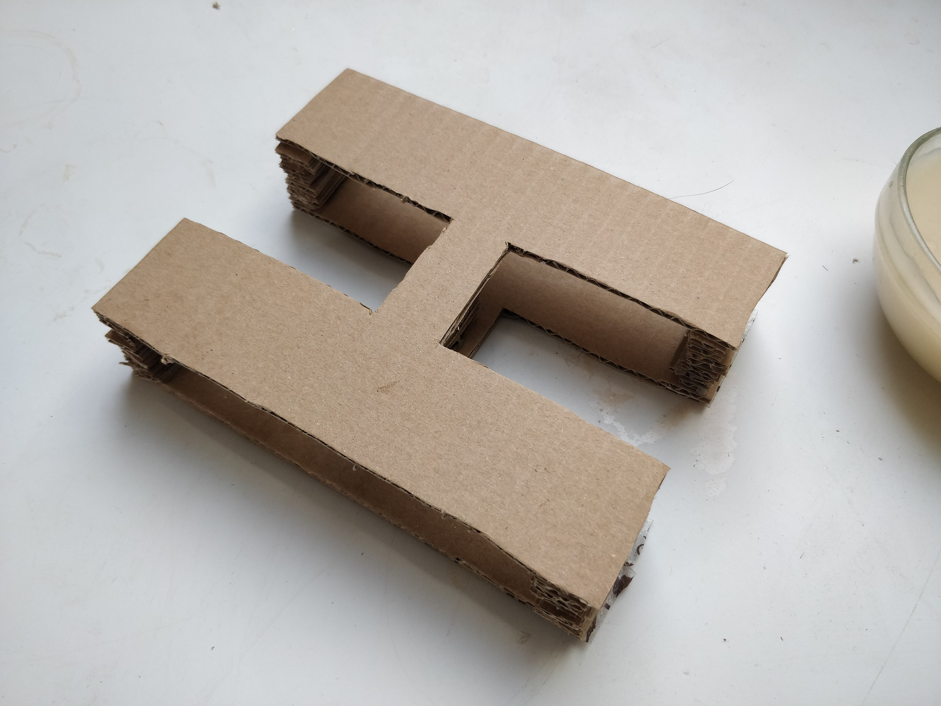 Bogstaver af papmache - Lærkes roderier