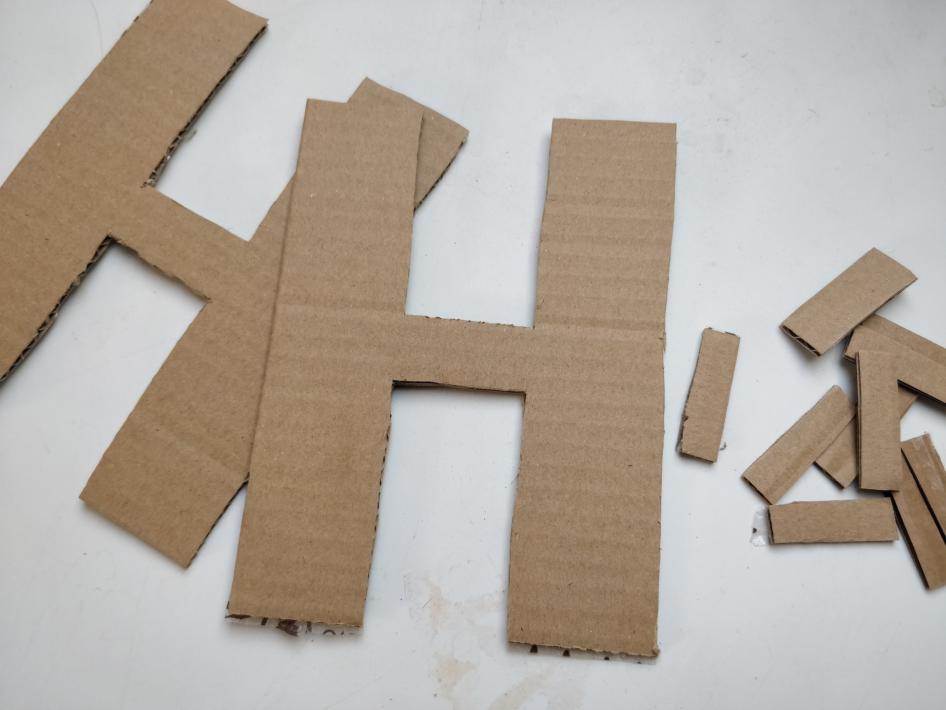 Bogstaver af papmache - Lærkes roderier